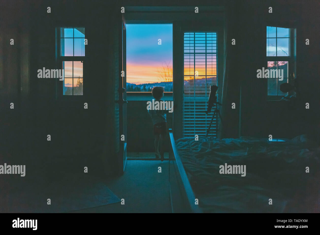 Children sunset watching hi-res stock photography and images - Alamy