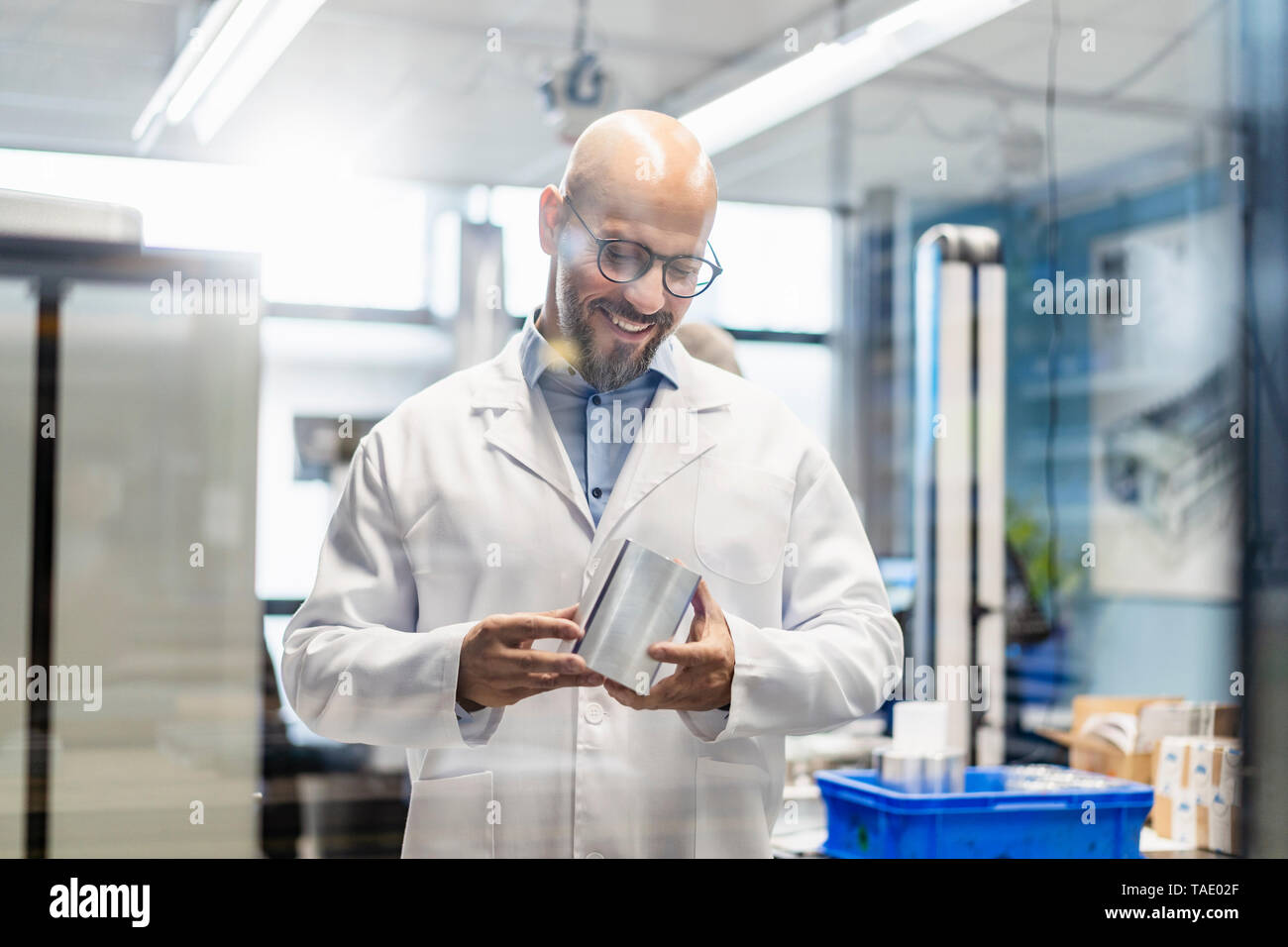 Smiling technician hi-res stock photography and images - Alamy