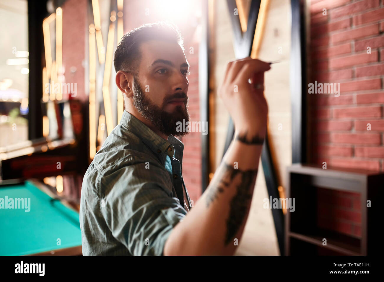 Darts player hi-res stock photography and images - Alamy