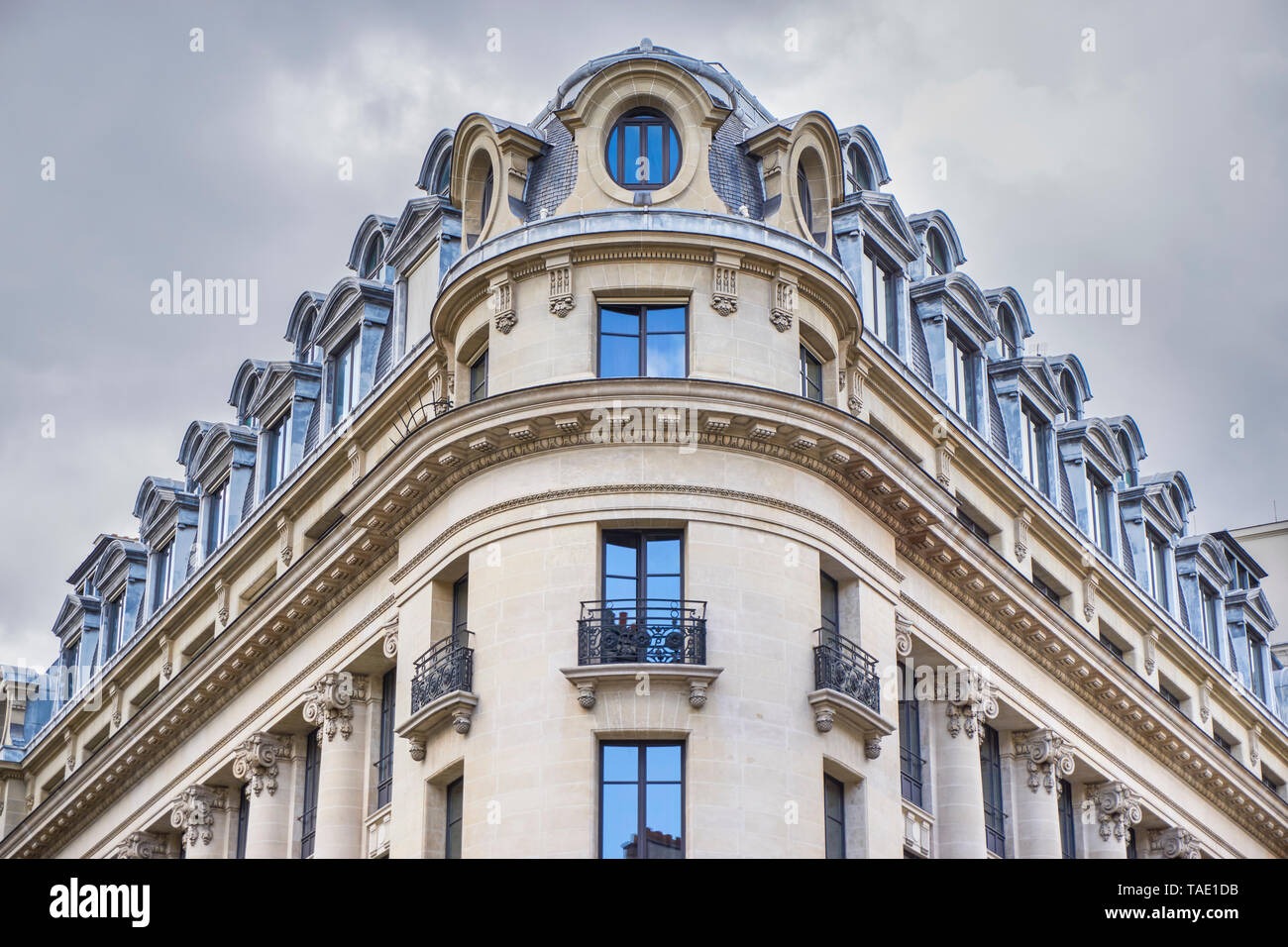 Details architectural buildings in paris hi-res stock photography and ...