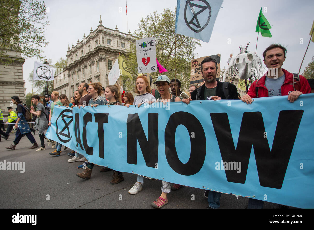 Climate protest group Extinction Rebellion march to Parliament from ...
