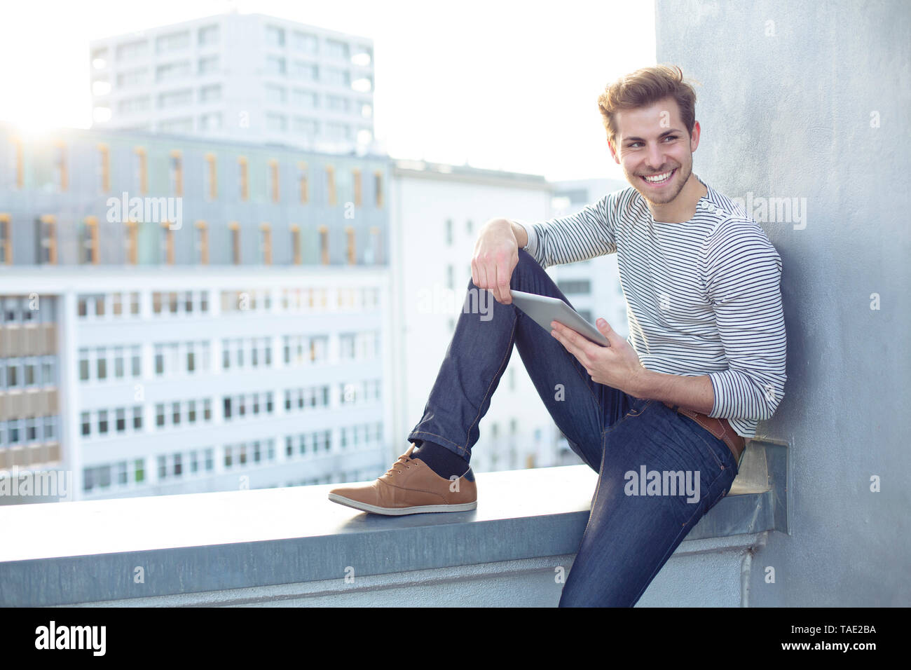 Man sitting on the wall hi-res stock photography and images - Alamy