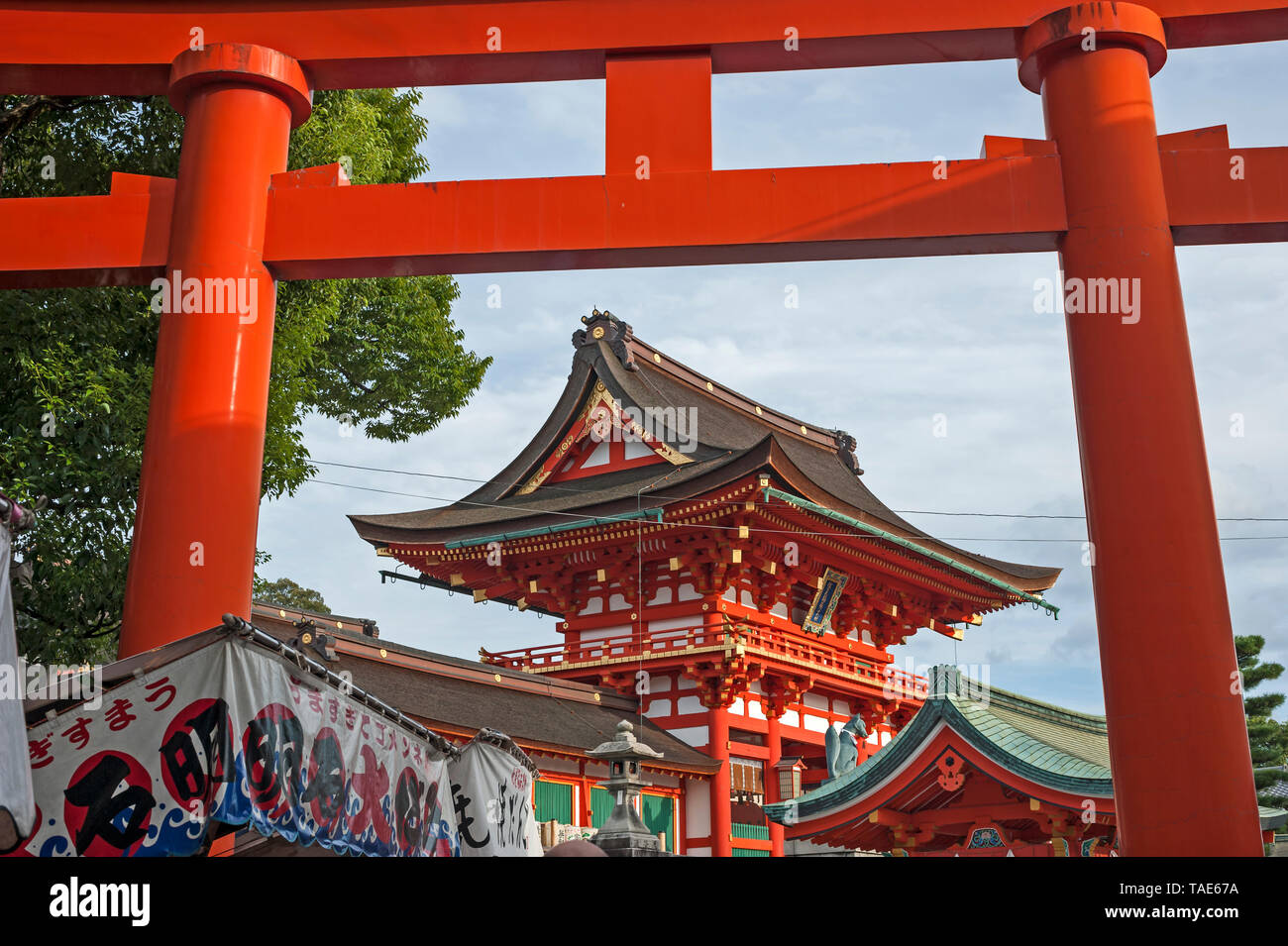 Strikingly ornate Fushimi Inara Shinto Shrine and Torii (entrance gate ...