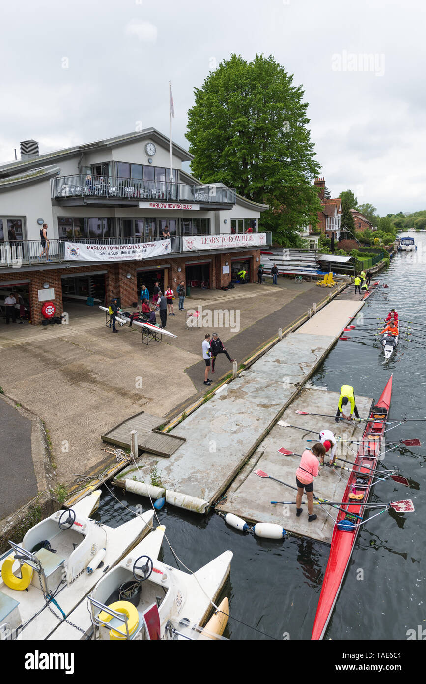 Members of Marlow Rowing Club preparing to take to the water Stock ...