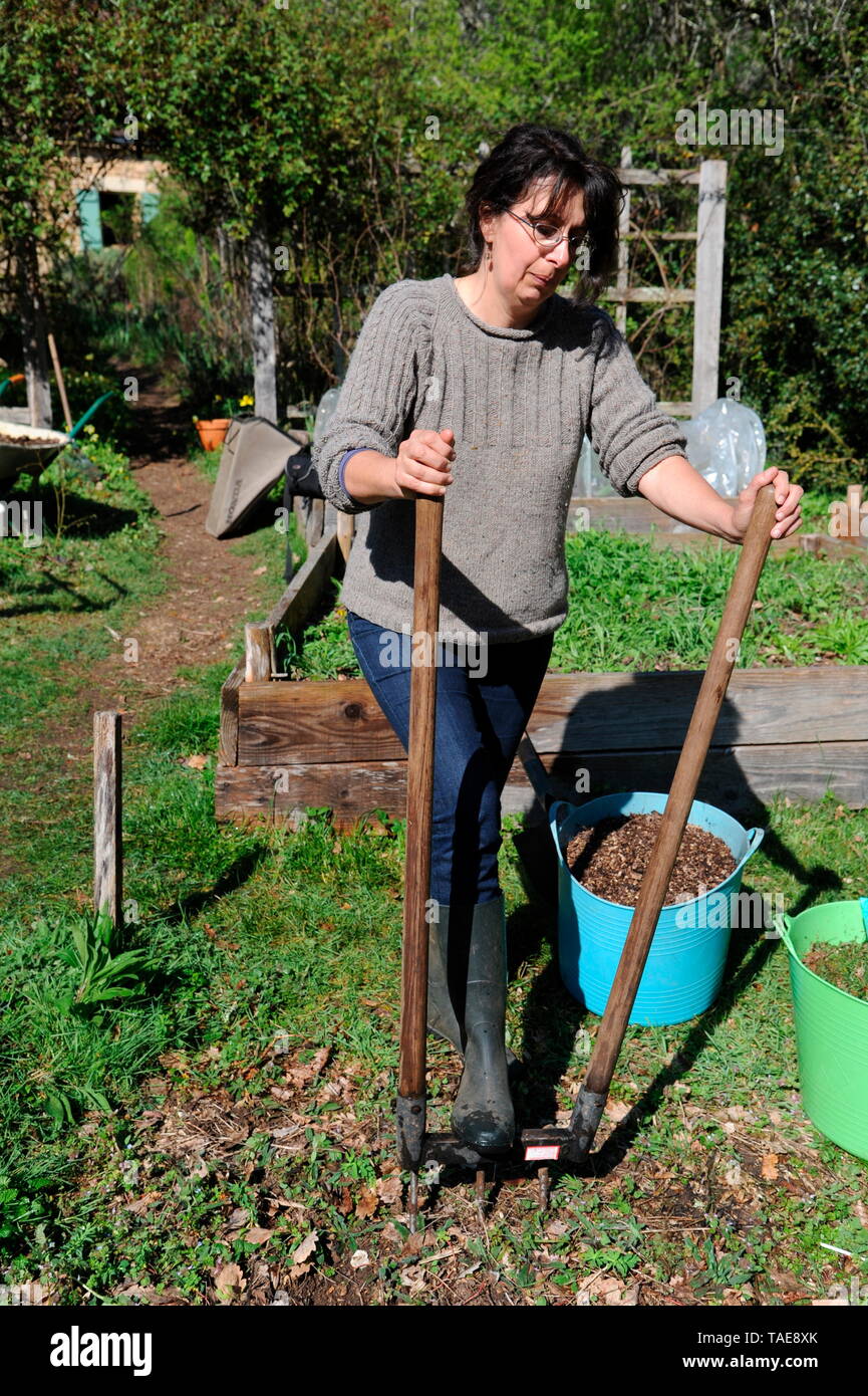 Lasagna bed ; plant fruits in lasagna bed. In soils that are poor ...
