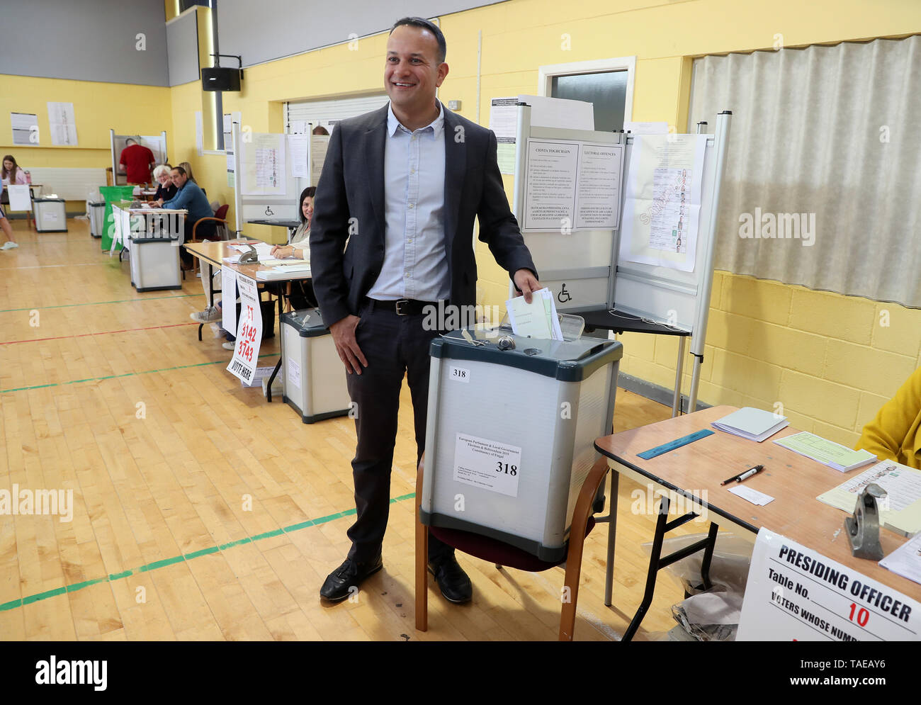 Taoiseach leo varadkar casts his vote at scoil thomais hi-res stock ...