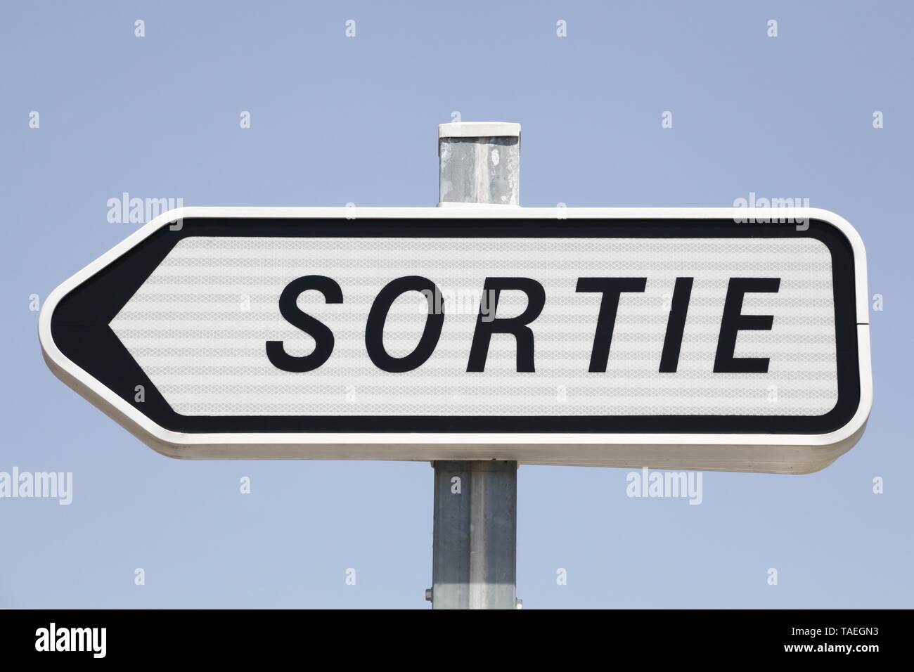 French exit sign hi-res stock photography and images - Alamy
