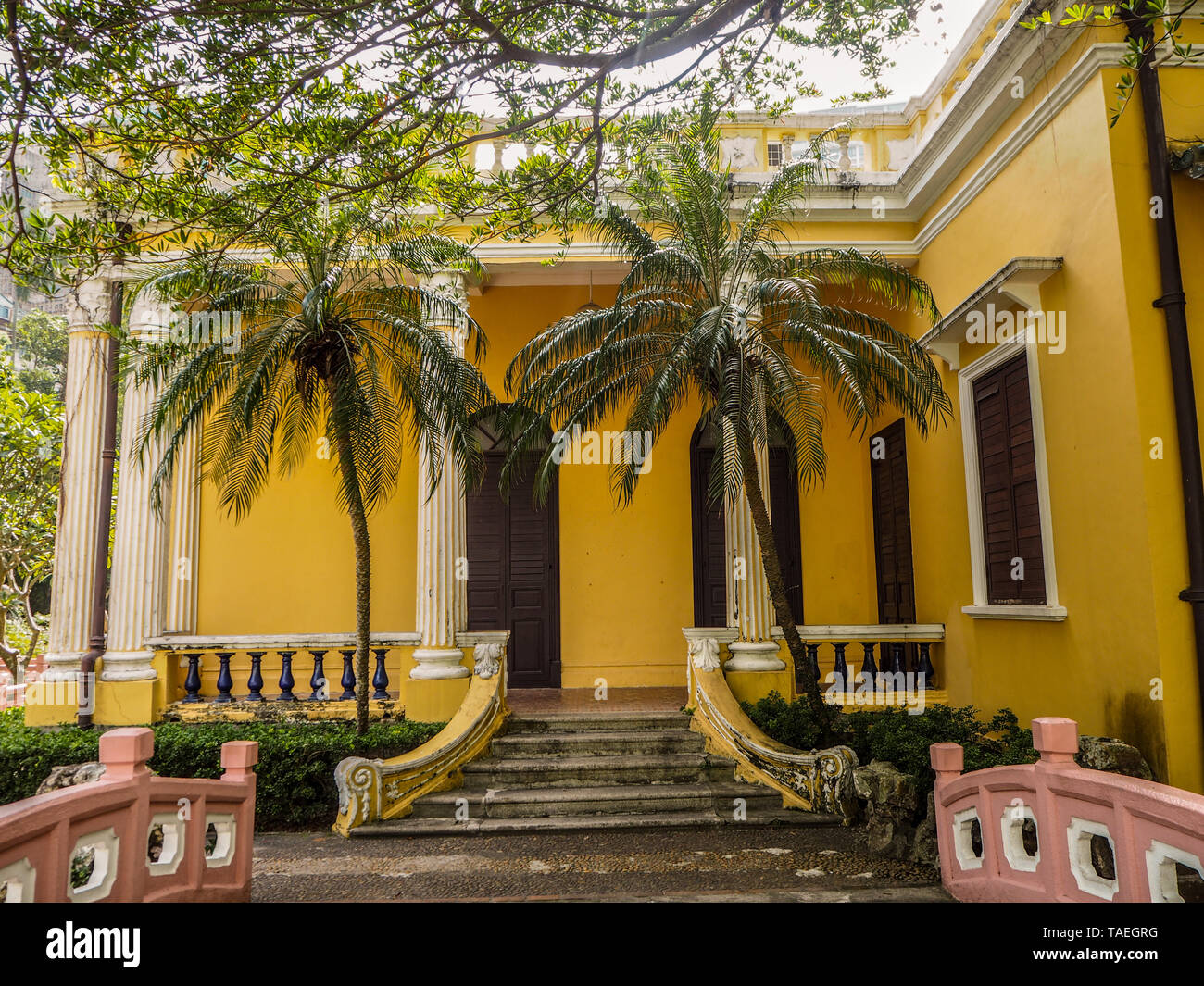 The yellow mansion hi-res stock photography and images - Alamy