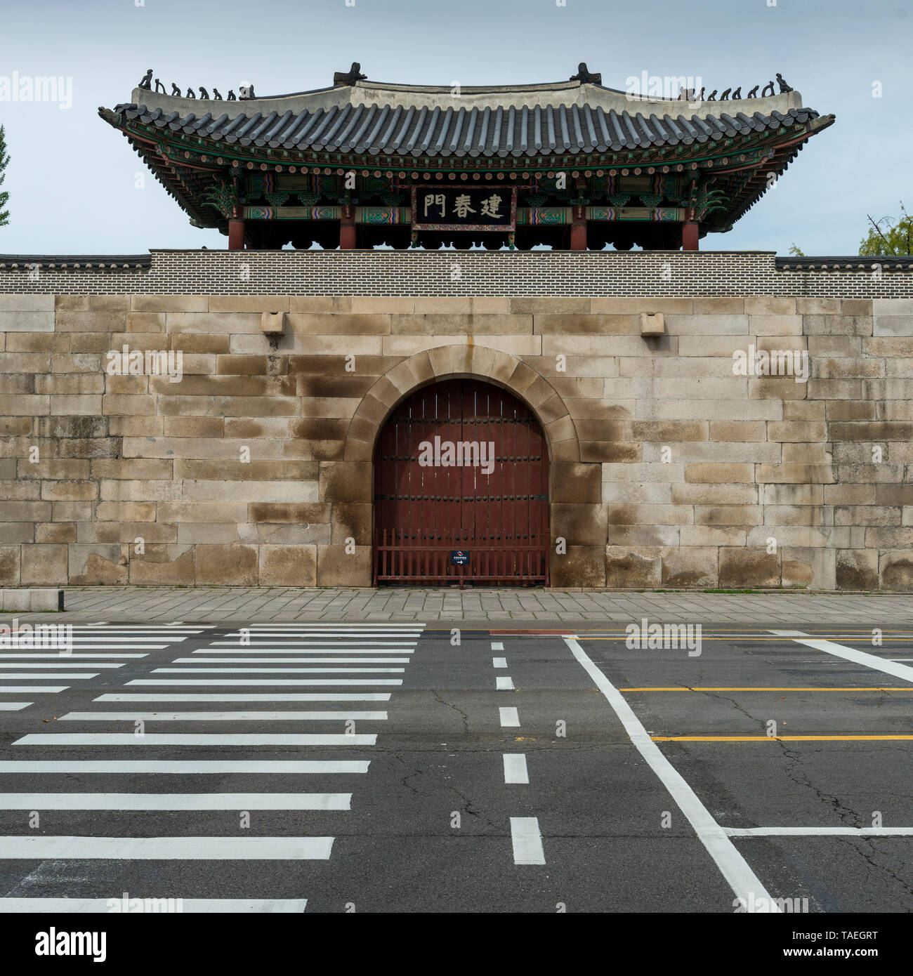 Geonchunmun Gate, Gyeongbokgung Palace, Seoul, South Korea Stock Photo - Alamy