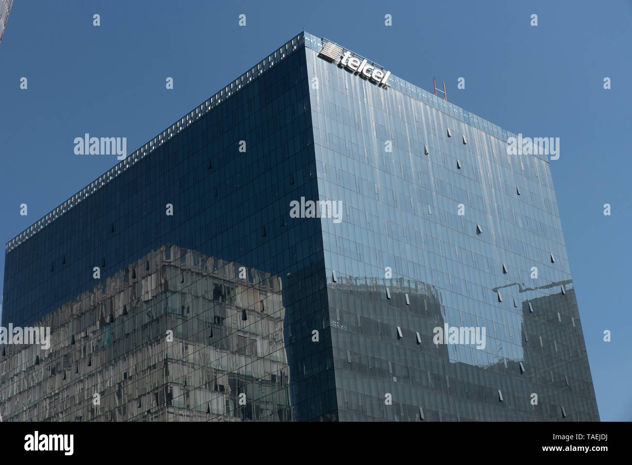 Modern metal structure hi-res stock photography and images - Alamy