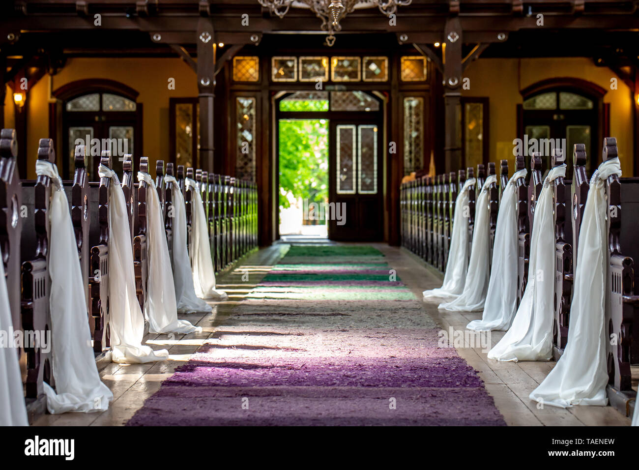 How to decorate church aisle for wedding | Beachweddingtips.com