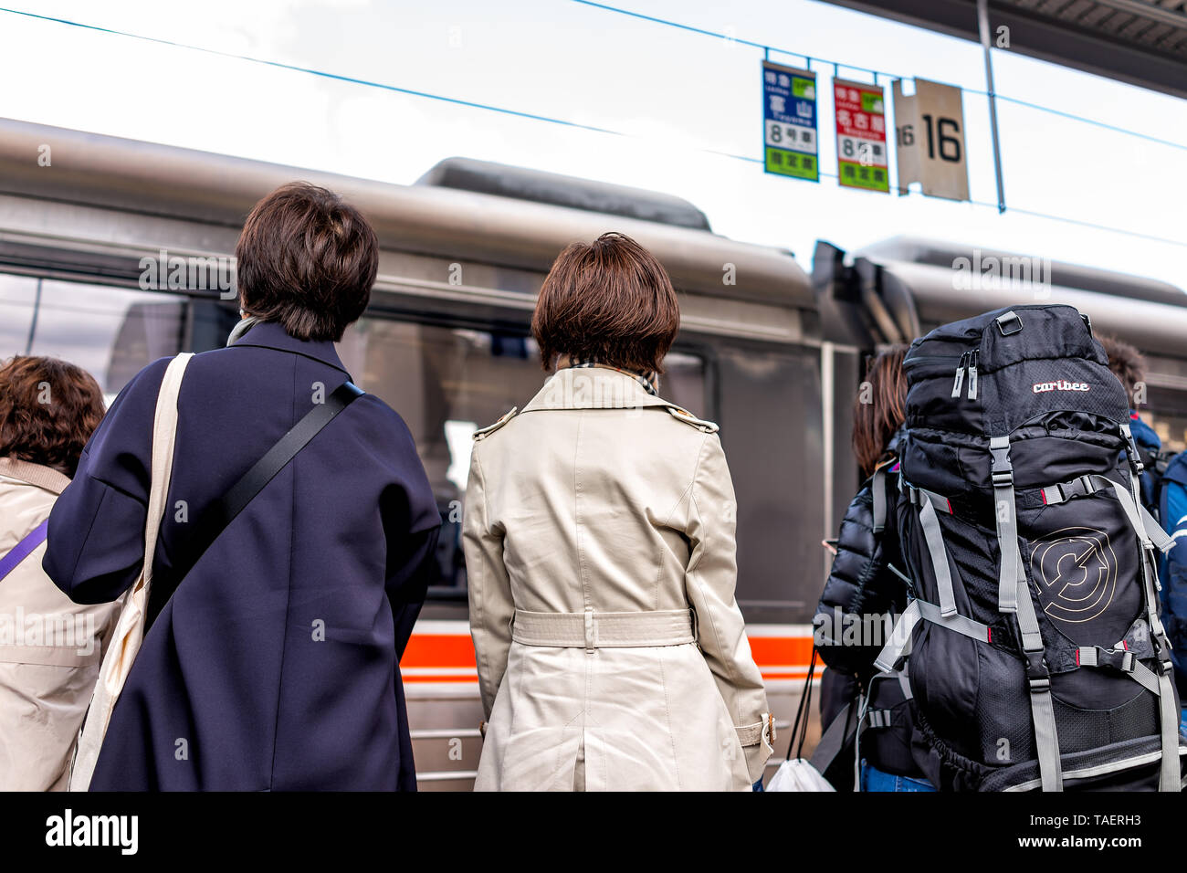 Train platform queue hi-res stock photography and images - Alamy