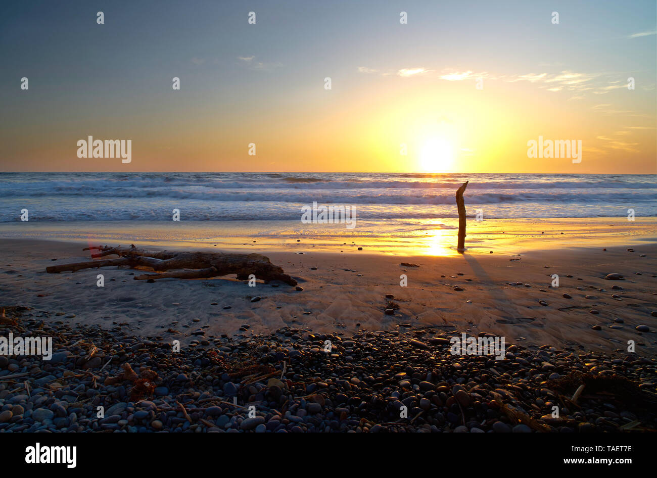 Sun log beach sunset sand ocean hi-res stock photography and images - Alamy