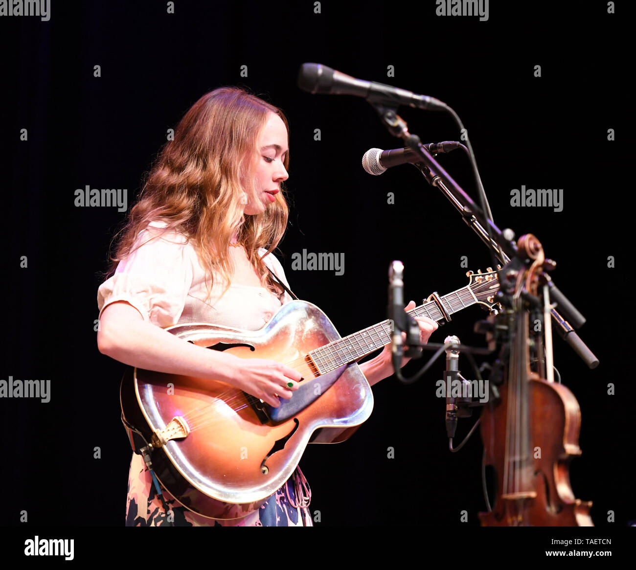 Sarah jarosz hi-res stock photography and images - Alamy