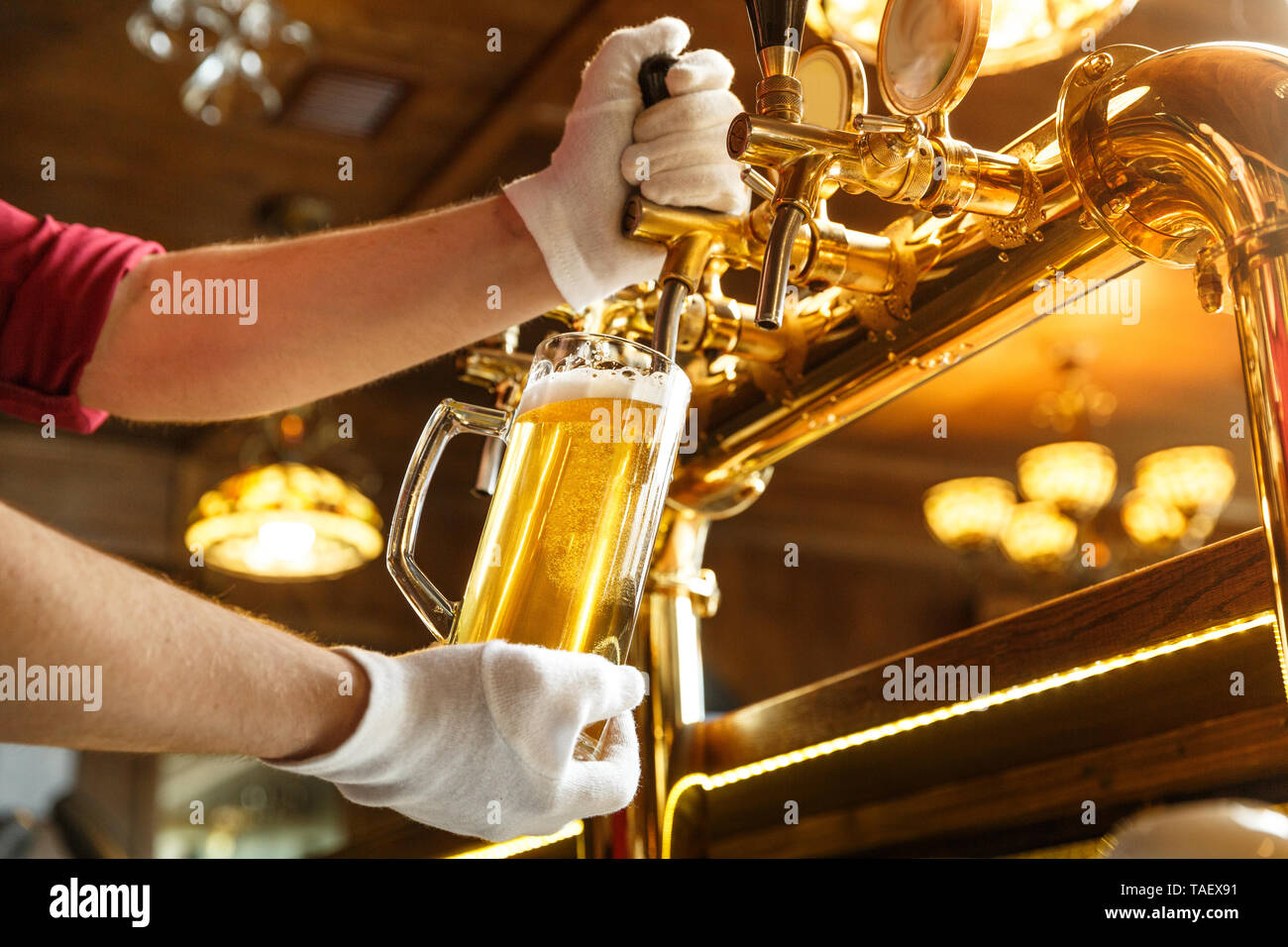 Pouring in beer hi-res stock photography and images - Alamy