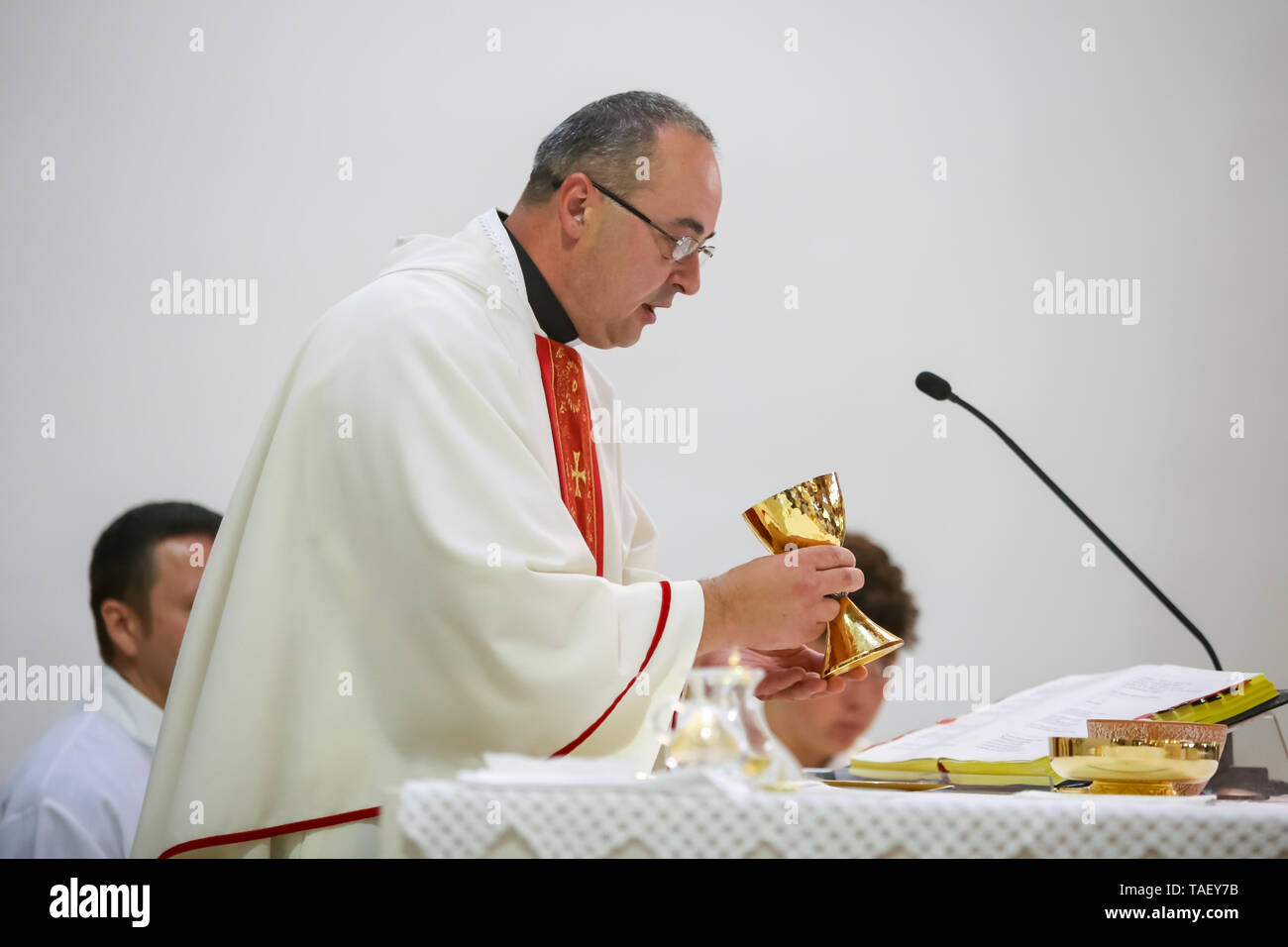 First communion altar hi-res stock photography and images - Alamy