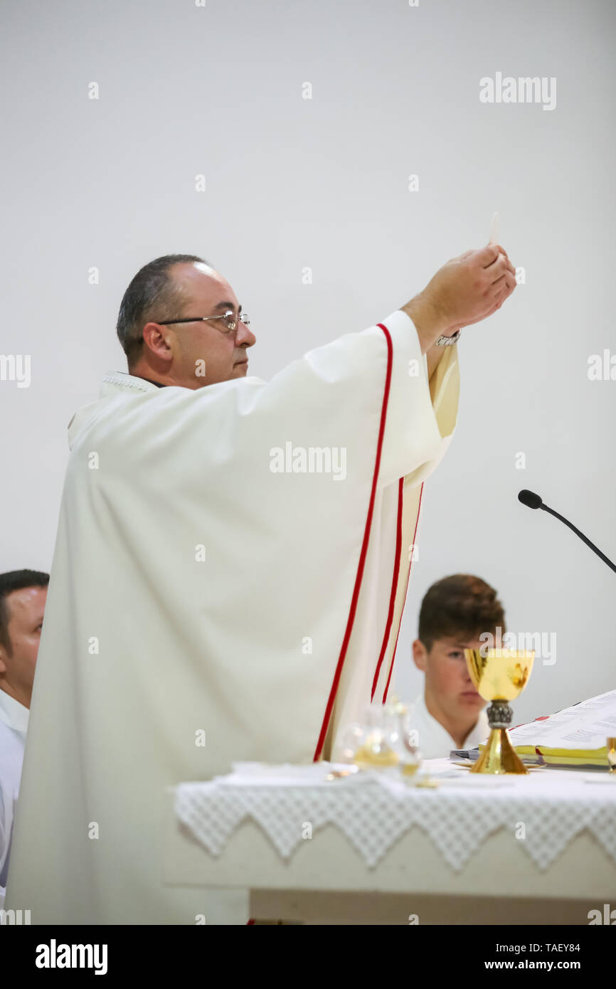 Catholic priest communion wafer hi-res stock photography and images - Alamy
