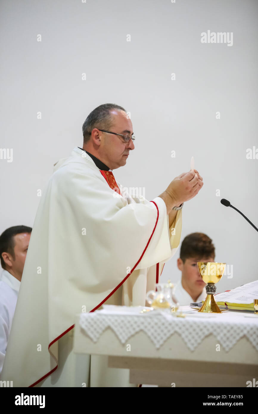 Catholic communion wafer hi-res stock photography and images - Alamy