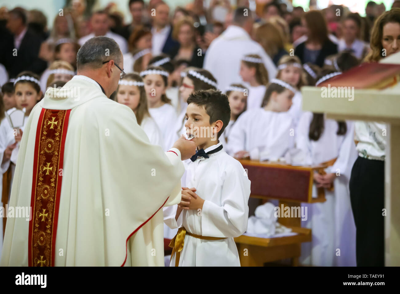 Receiving communion catholic hi-res stock photography and images - Alamy