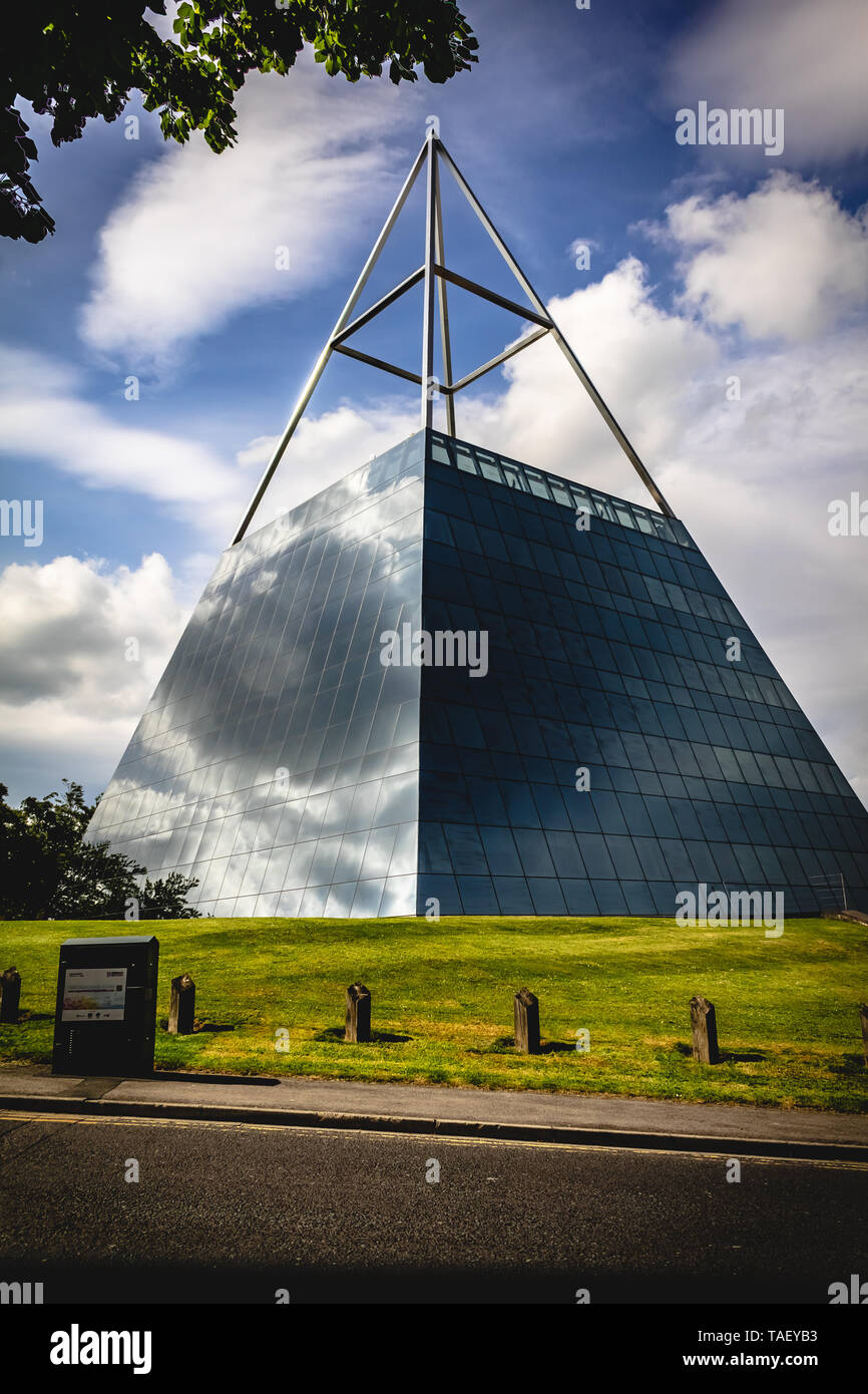 Architecture landmark glass pyramid hi-res stock photography and images ...