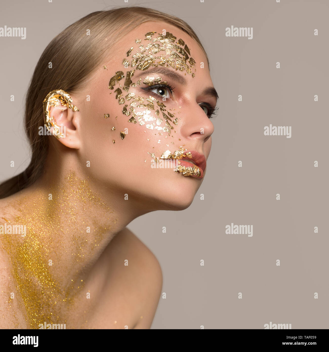 Glitter gold lips hi-res stock photography and images - Alamy