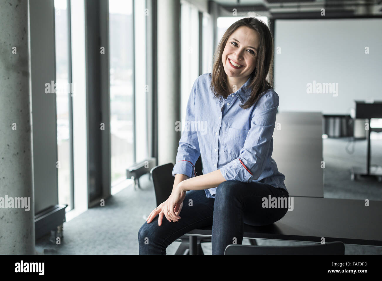 Women sitting conference table hi-res stock photography and images - Alamy