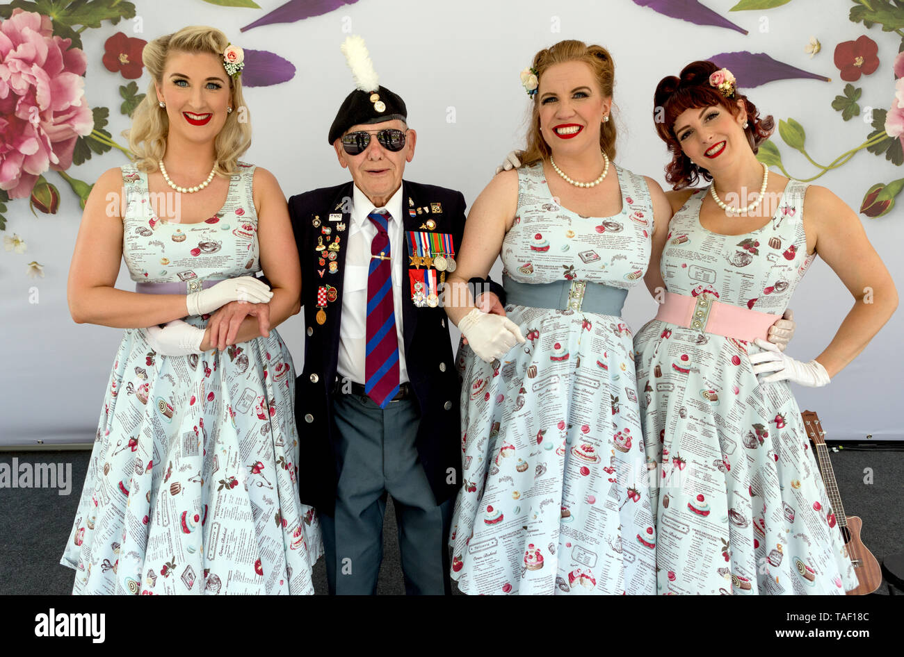 40's Swing Band Singers with Army Veteran Chelsea Flower Show 2019 ...