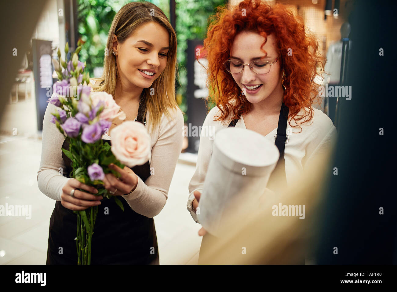 Two florists arranging flowers in flower shop Stock Photo - Alamy