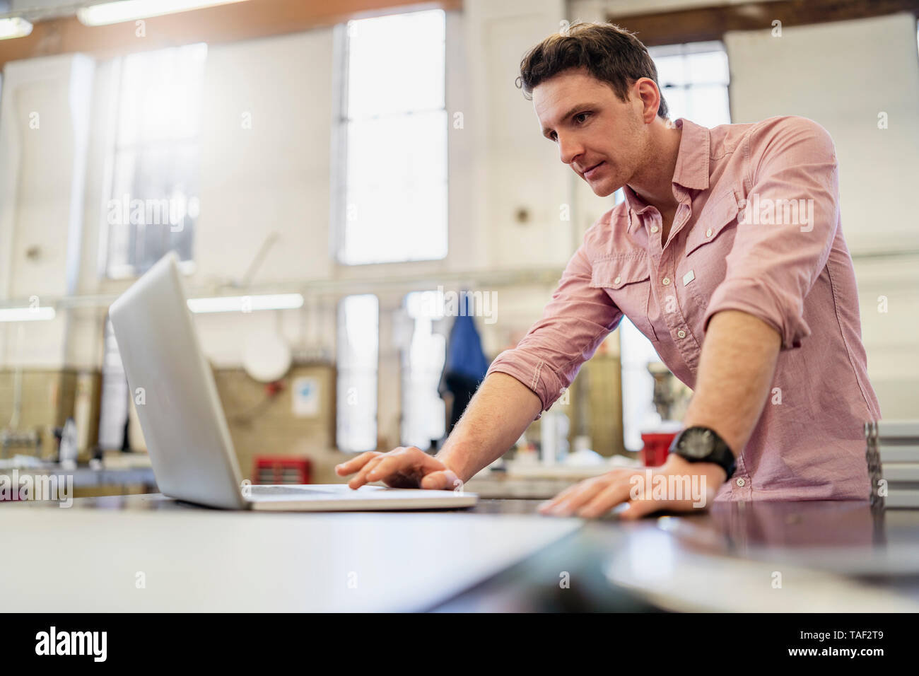 Laptop beam hi-res stock photography and images - Alamy