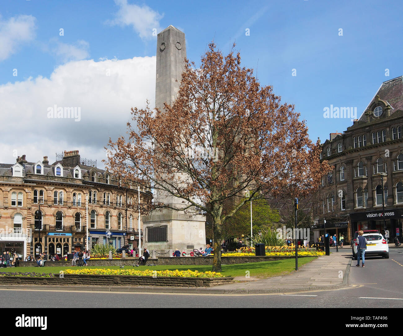 English town centre harrogate hi-res stock photography and images - Alamy