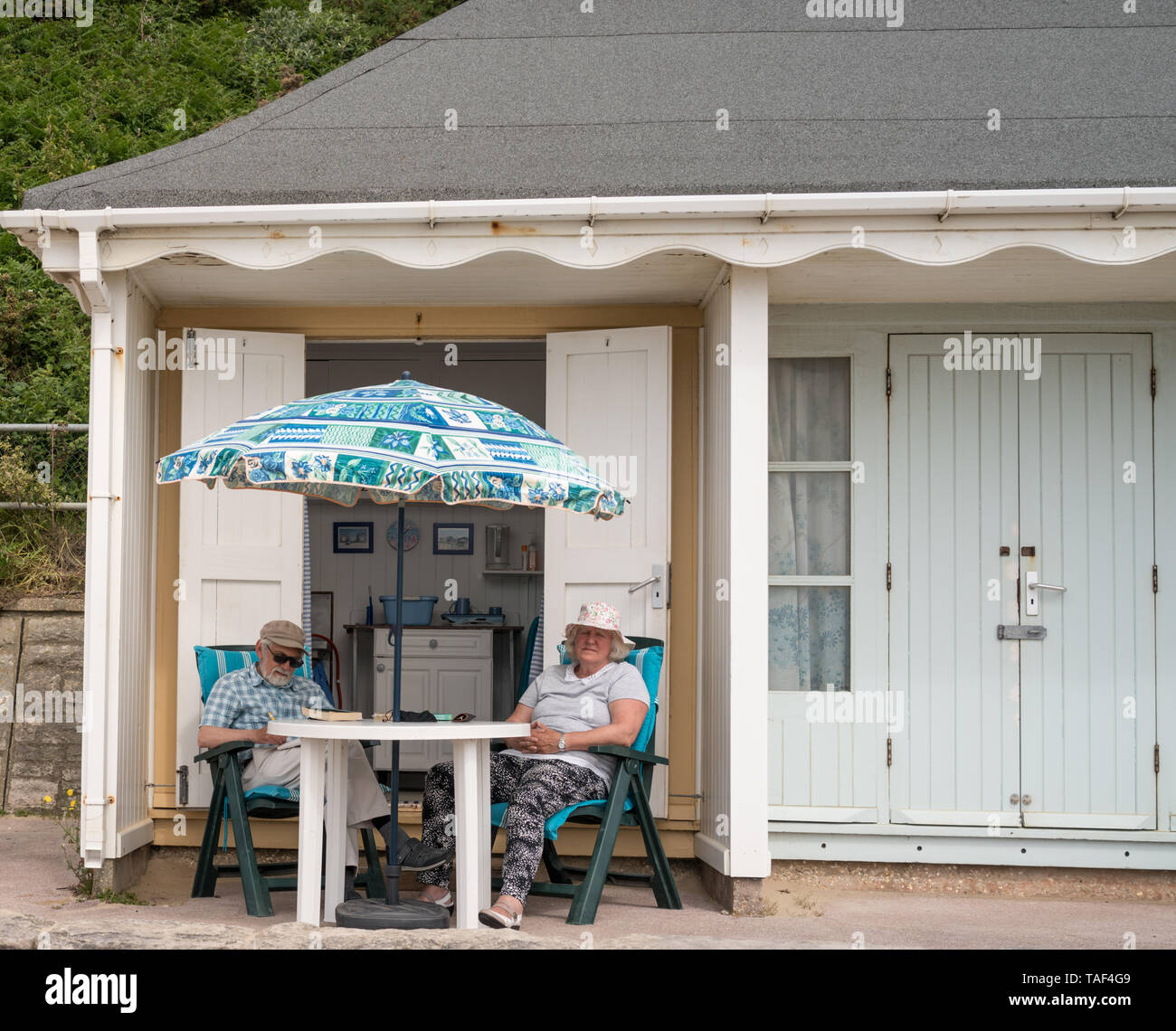 Couple at beach huts in bournemouth hi-res stock photography and images ...