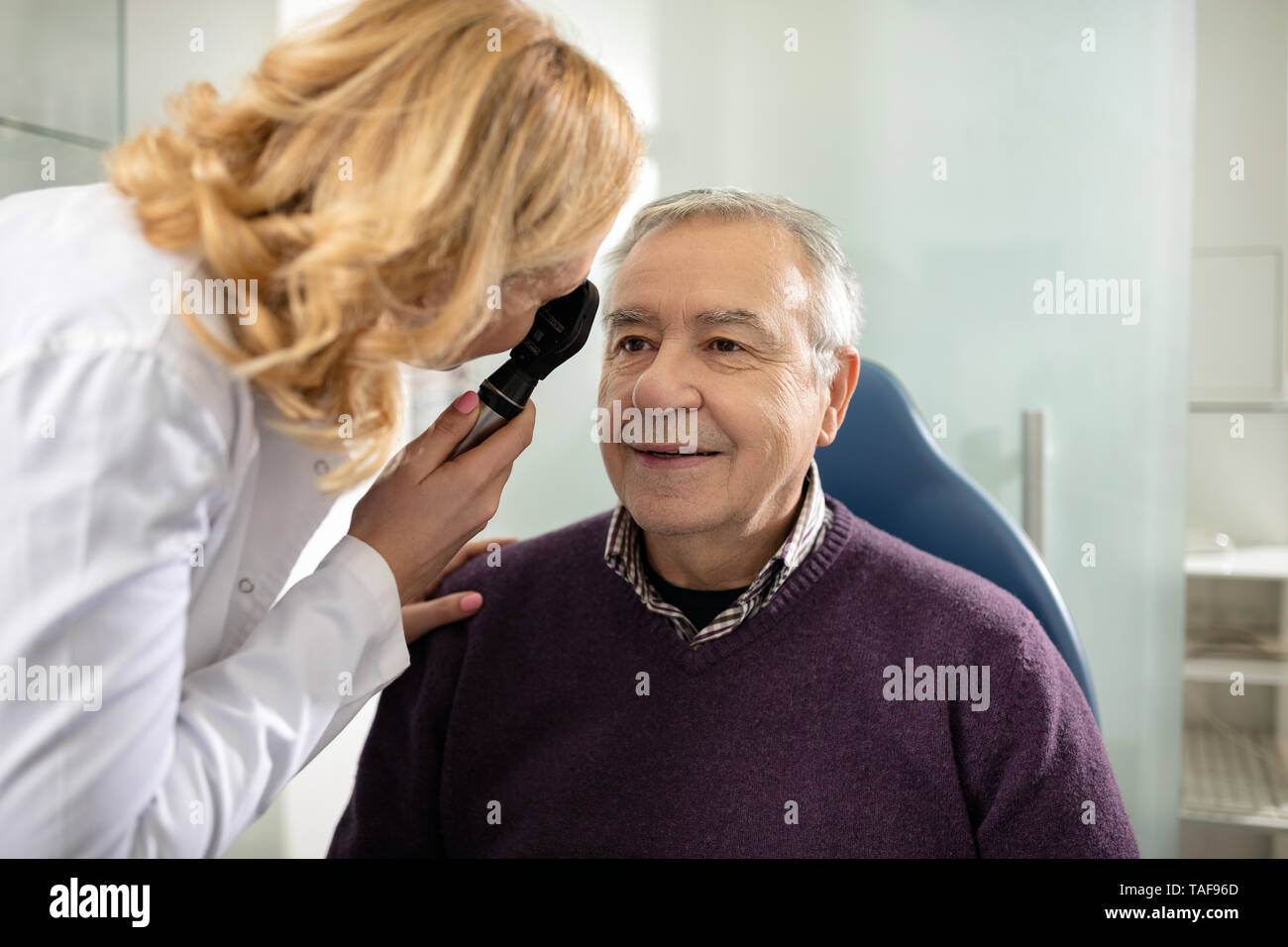 Eye doctor eyesight to man Stock Photo - Alamy
