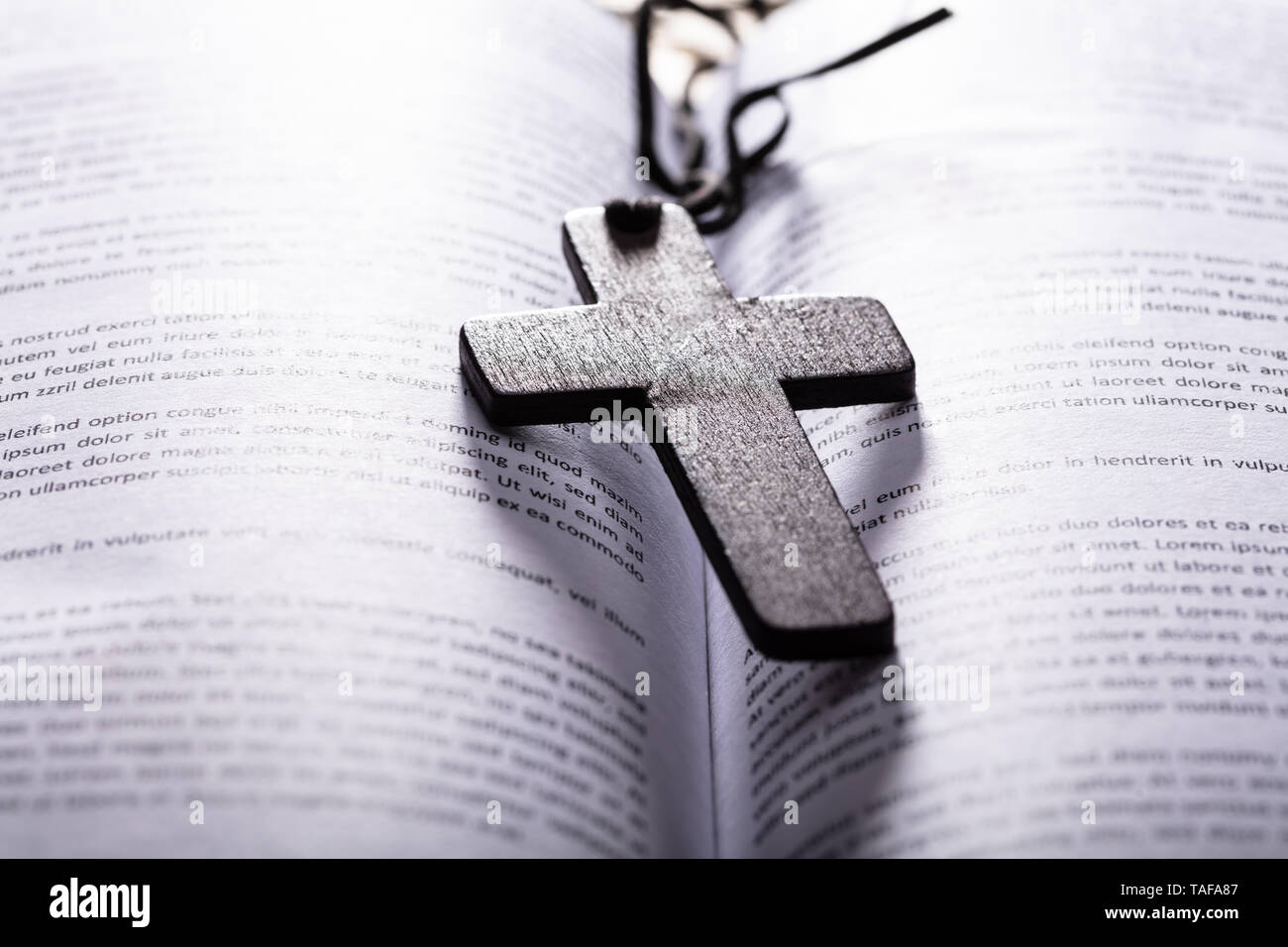 Open bible wooden cross hi-res stock photography and images - Alamy
