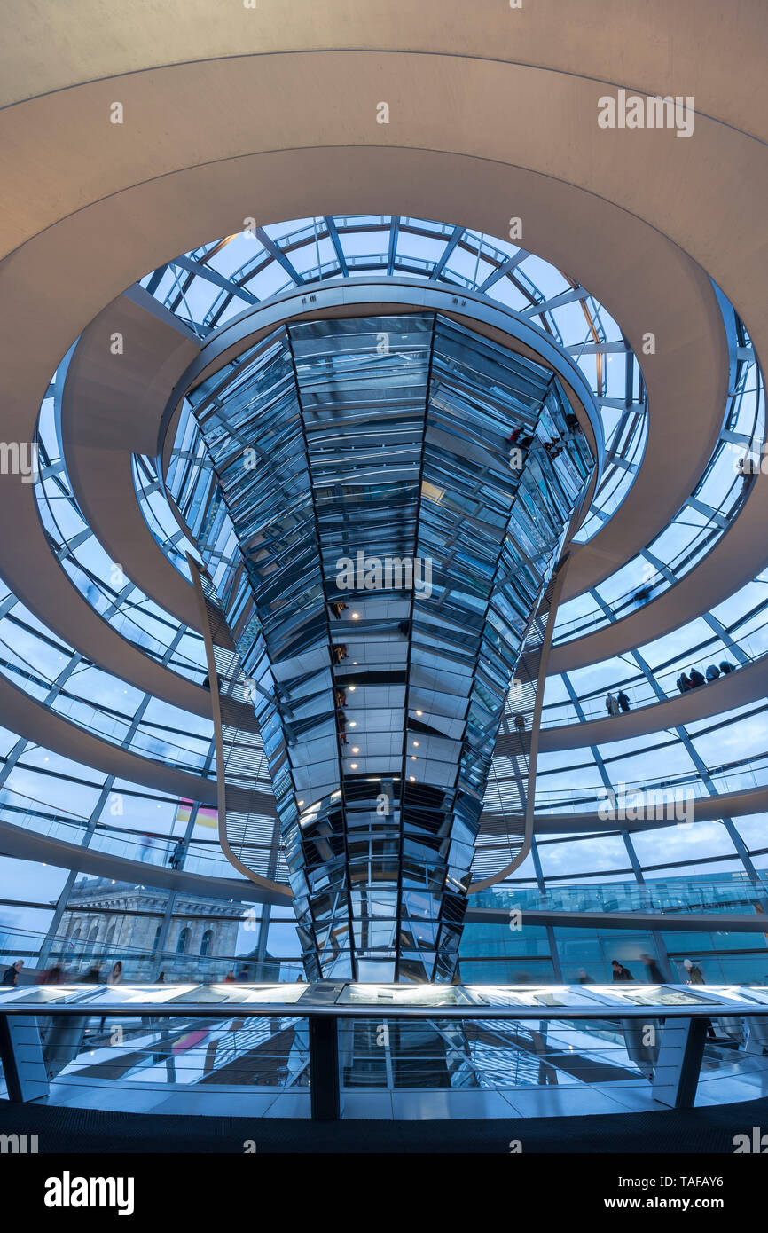 Tourists inside the futuristic glass dome on top of the Reichstag ...