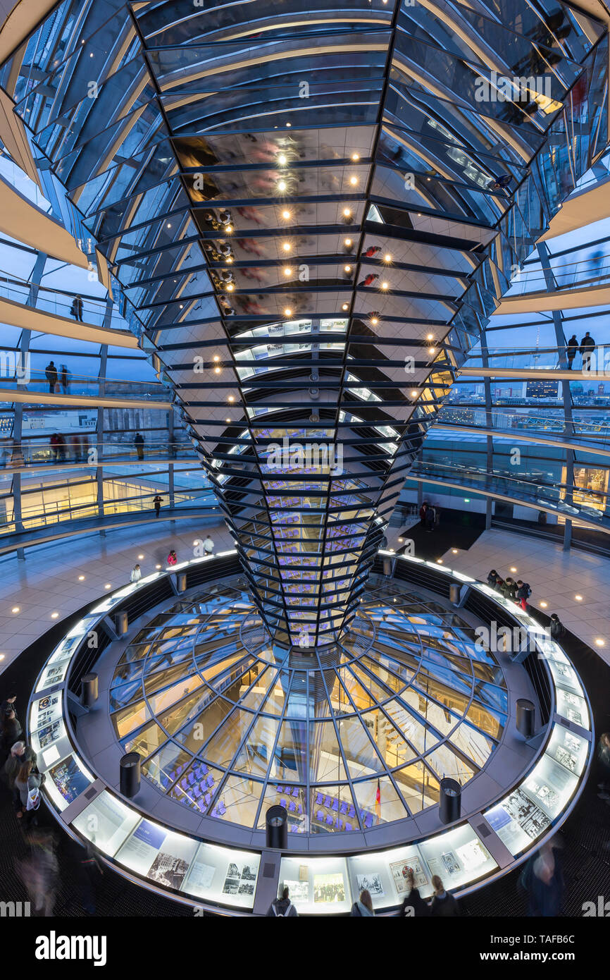 Tourists inside the futuristic glass dome on top of the Reichstag ...