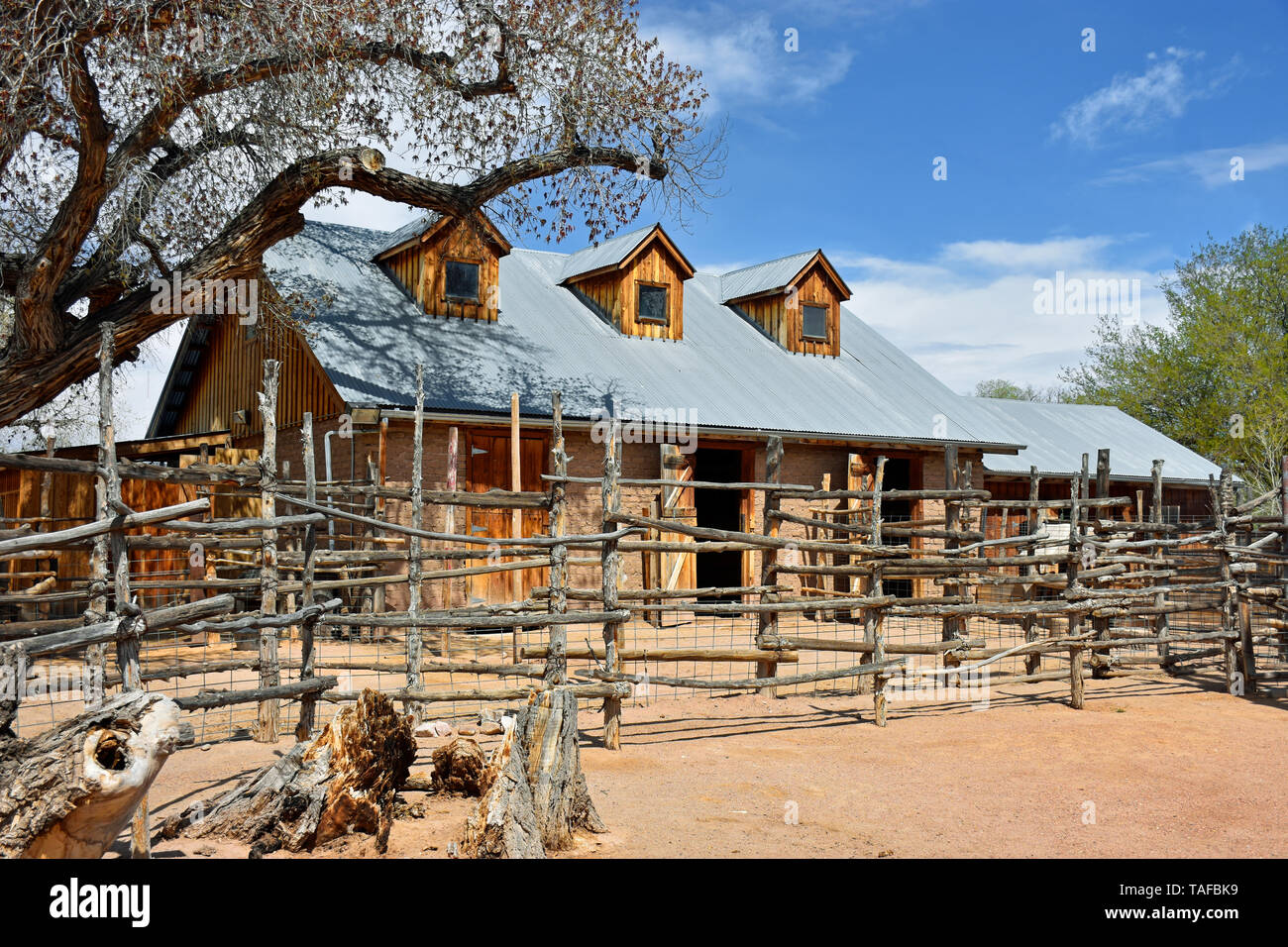 Vintage Rustic Farmhouse Barn Stock Photo - Alamy