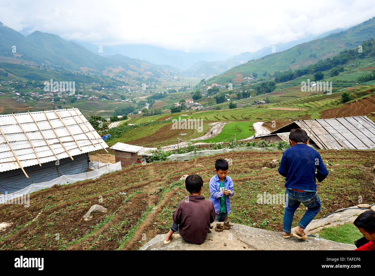 Sapa, Vietnam.- 22. Mai. 2019 Local children playing in lao chai sapa ...
