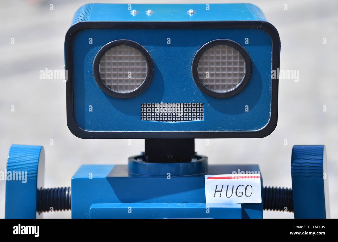 Erfurt, Germany. 24th May, 2019. The talking robot "Hugo" advertises ...