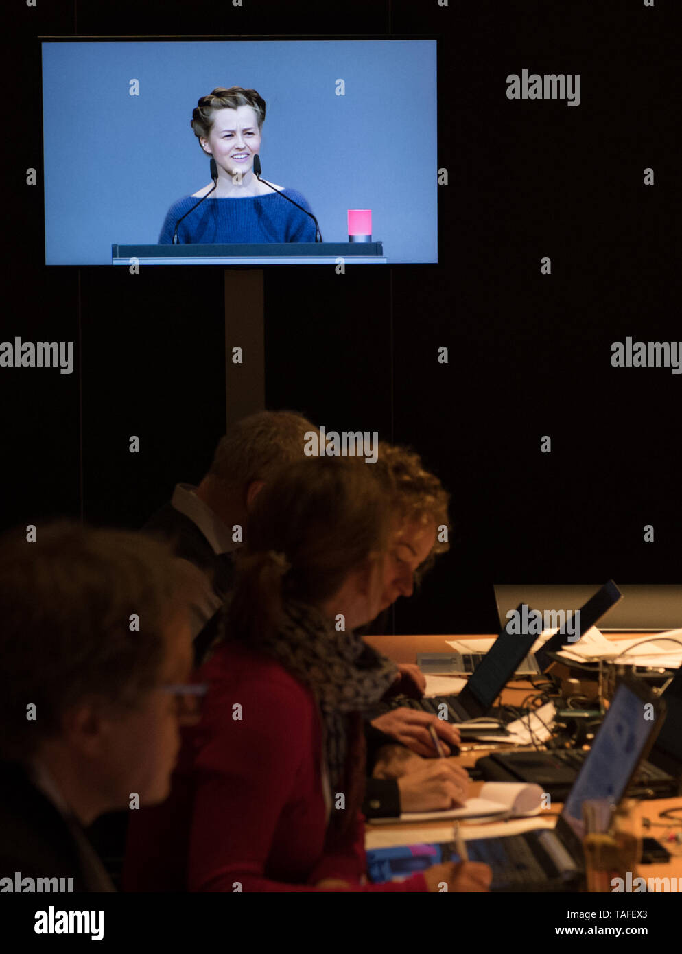 Feature - view of a screen and the speaker Clara MAYER. Clara Mayer (18 ...