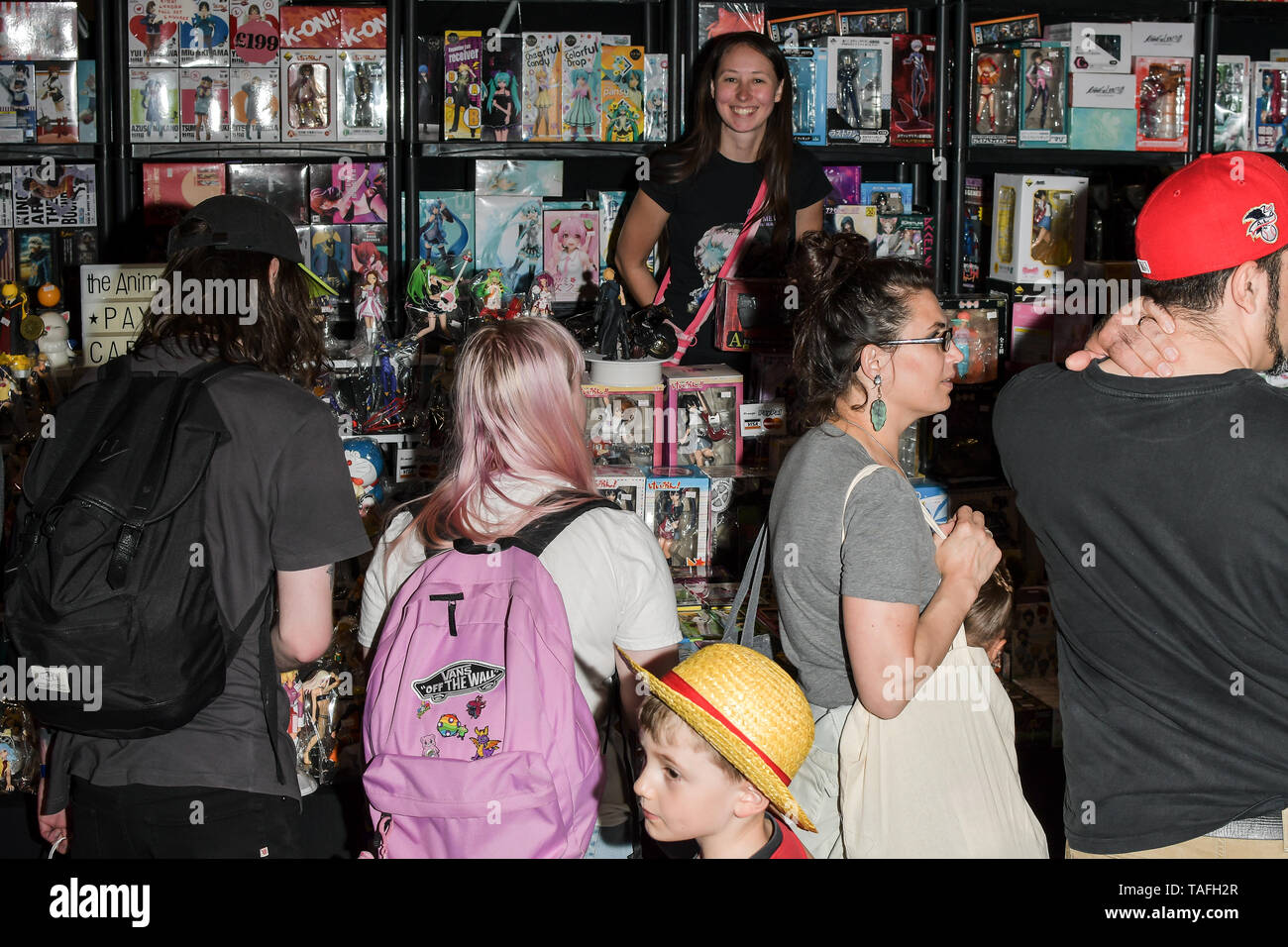 Costume girls group comic con hi-res stock photography and images - Alamy