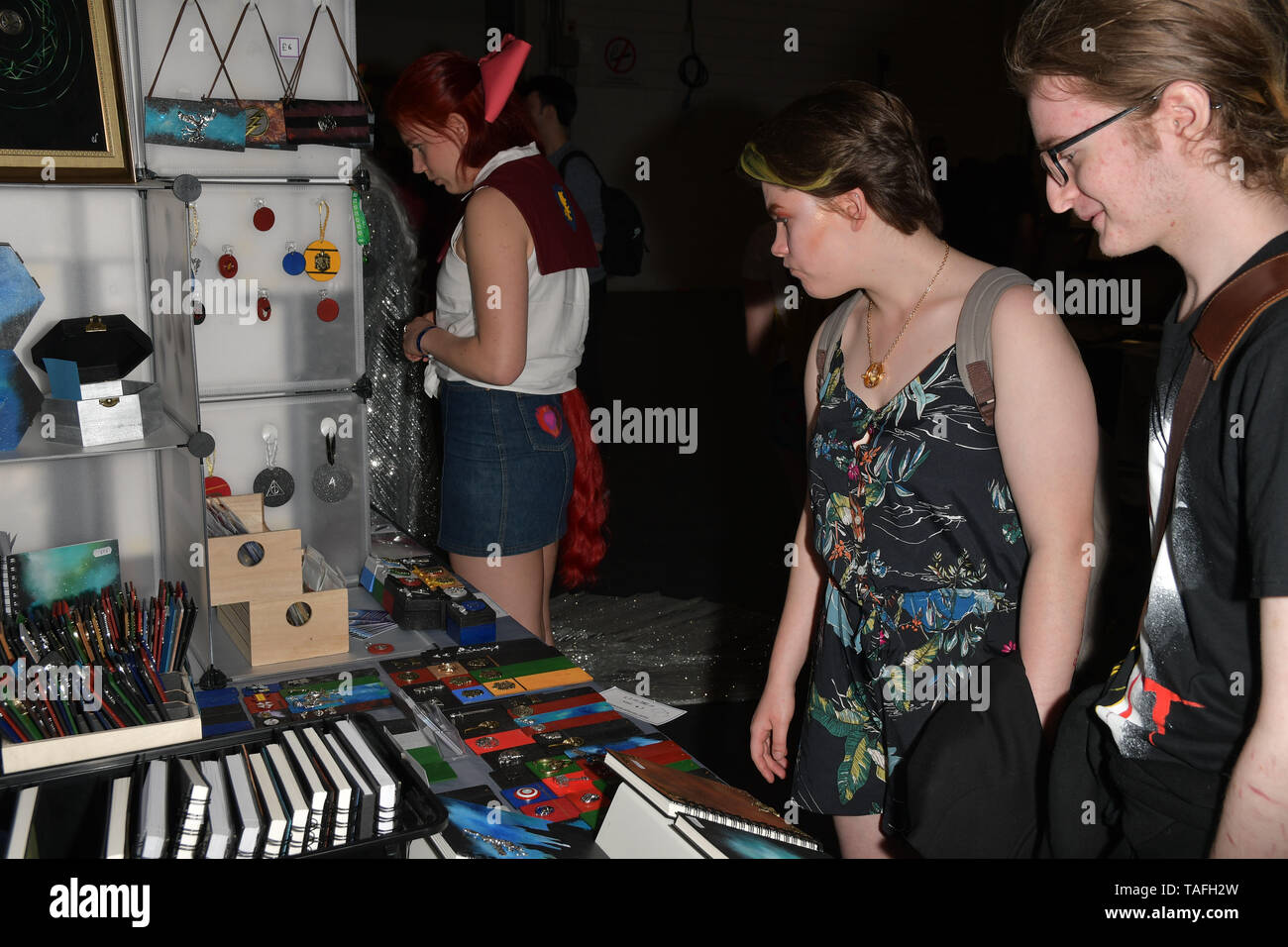 Costume girls group comic con hi-res stock photography and images - Alamy