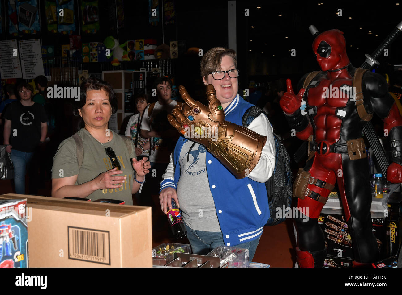 Costume girls group comic con hi-res stock photography and images - Alamy