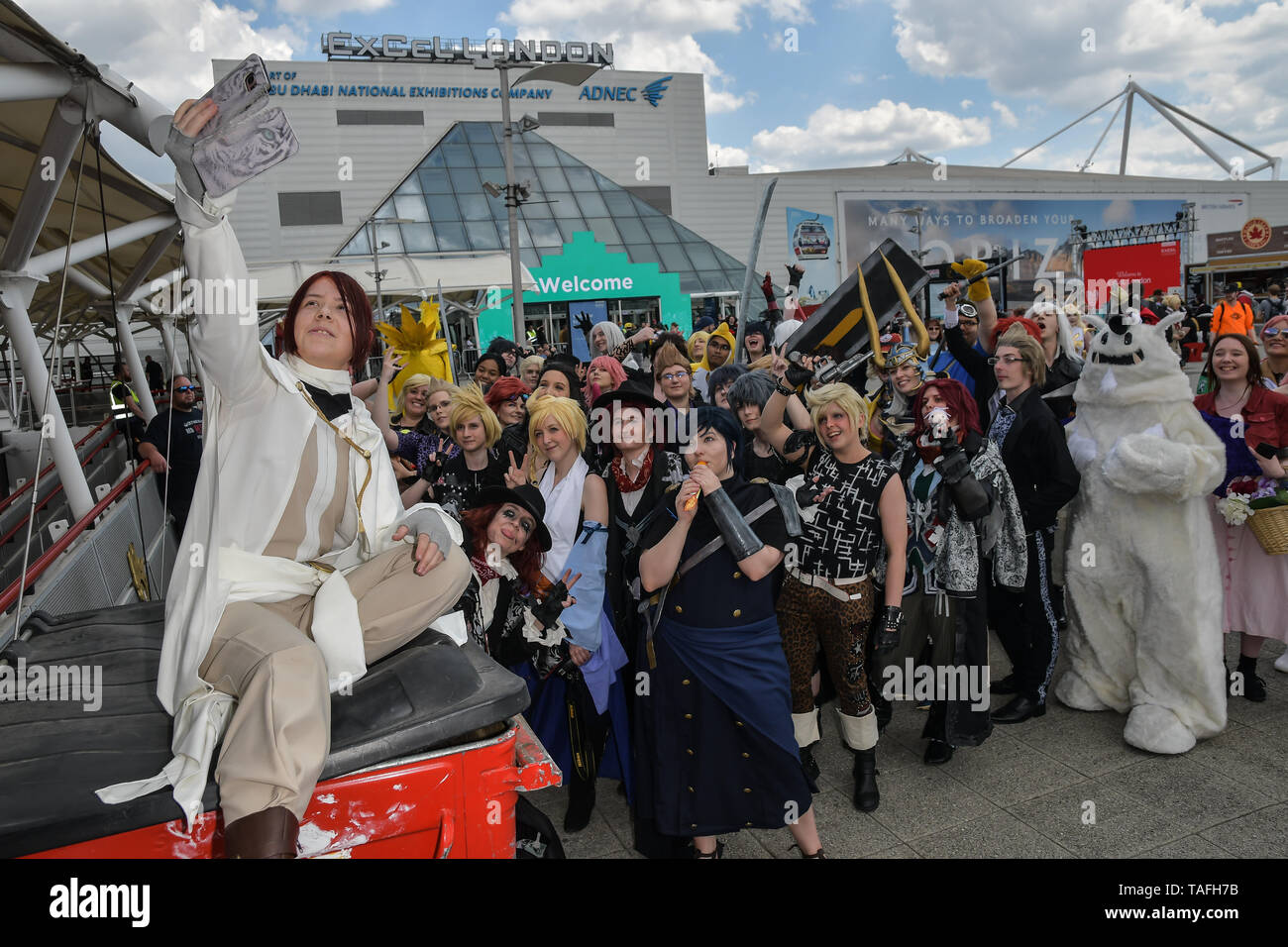 Costume girls group comic con hi-res stock photography and images - Alamy