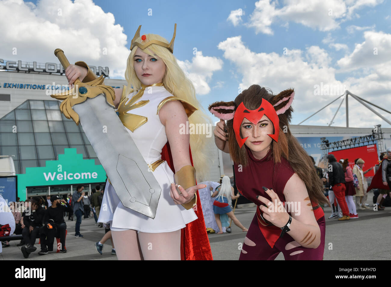 Costume girls group comic con hi-res stock photography and images - Alamy