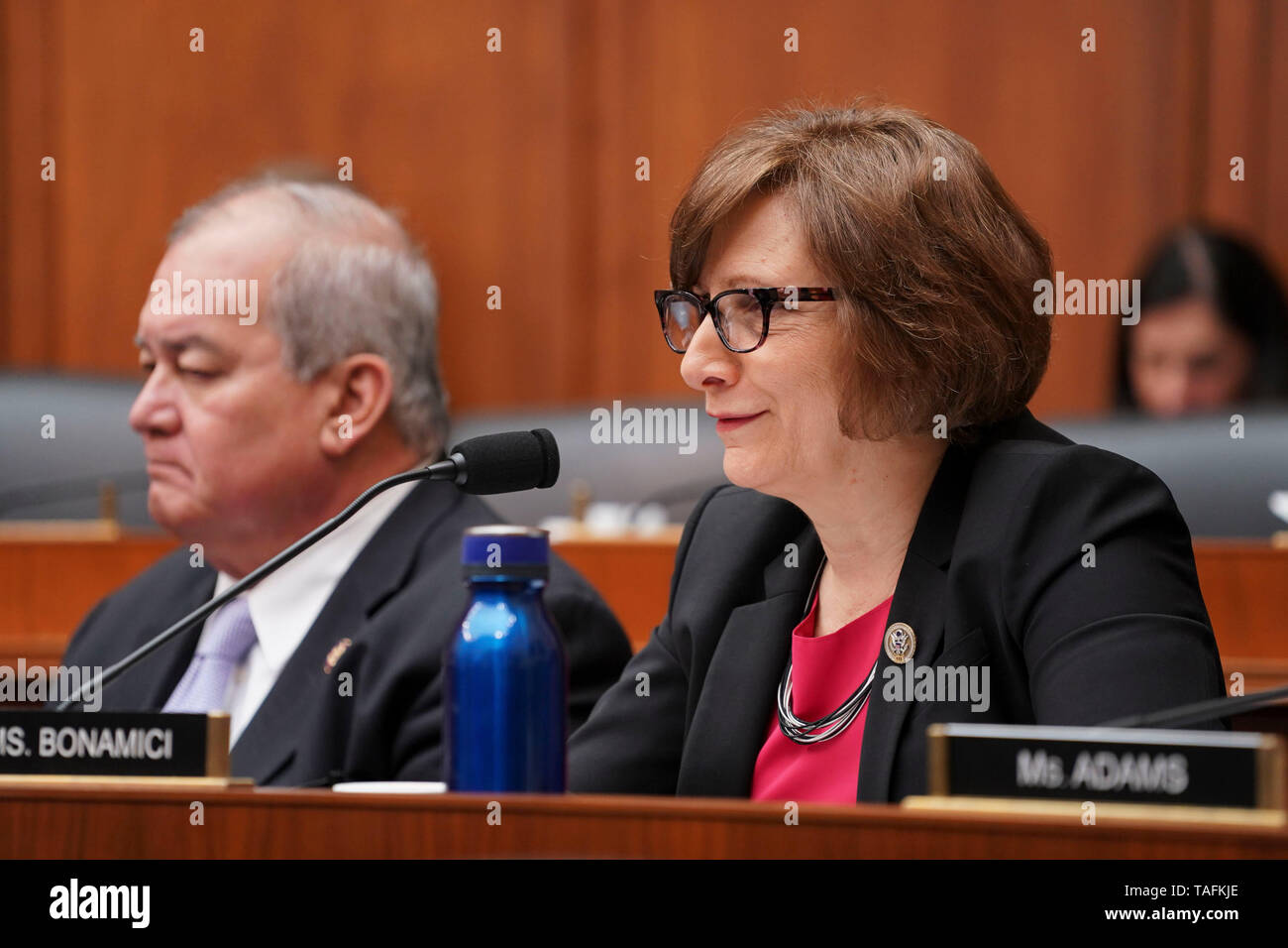 Suzanne bonamici hi-res stock photography and images - Alamy