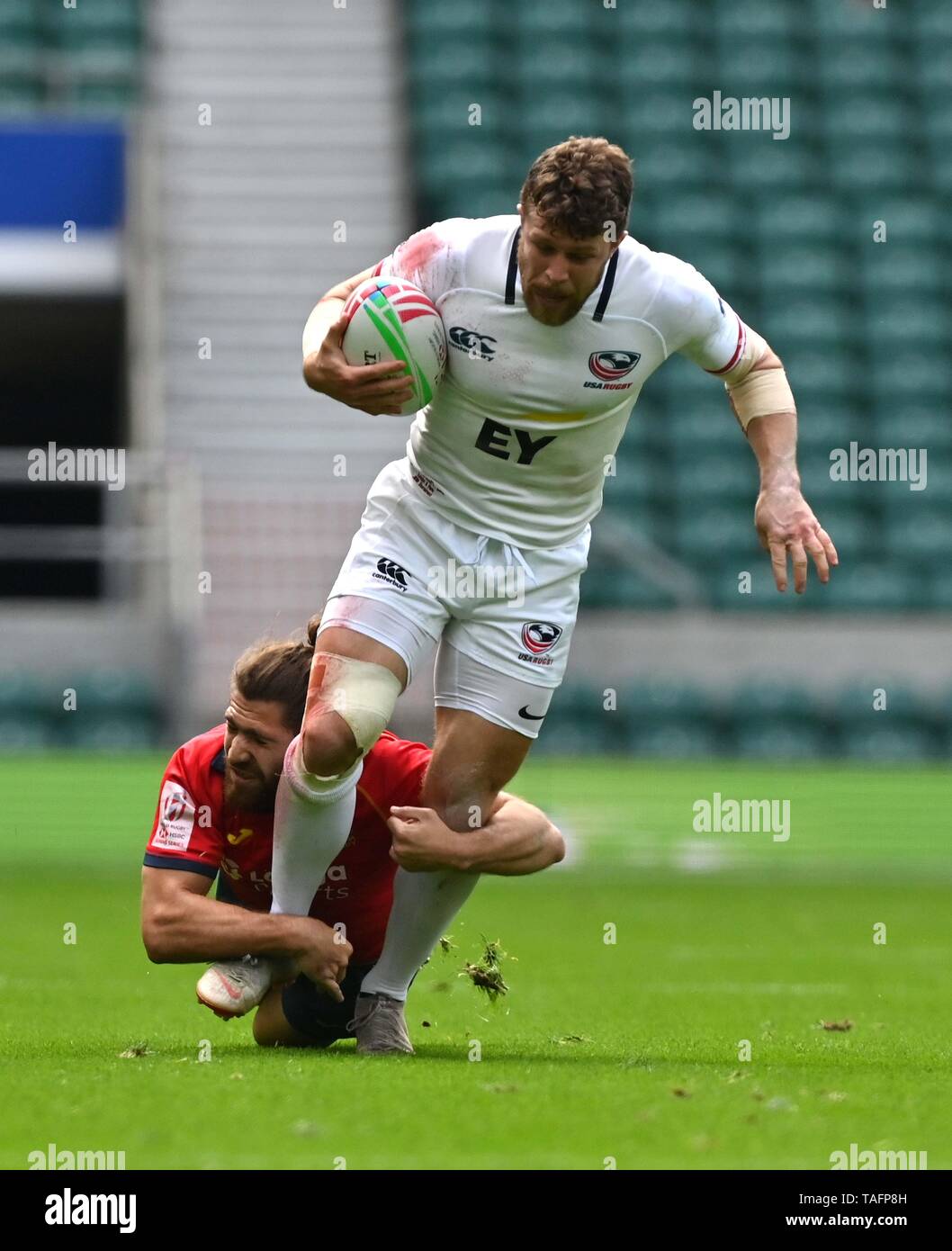 London, UK. 25th May, 2019. Steve Tomasin (USA) is tackled by Inaki ...