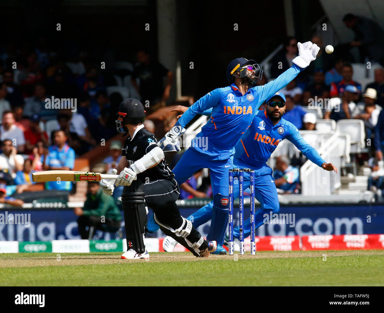 Ms dhoni 2019 world cup hi-res stock photography and images - Alamy