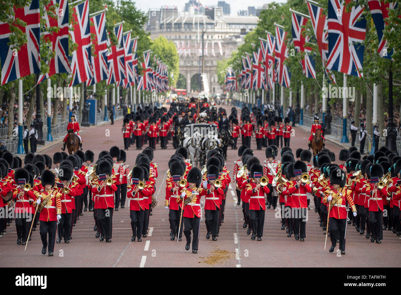 The Mall, London, UK. 25th May 2019. Soldiers of the Household Division ...