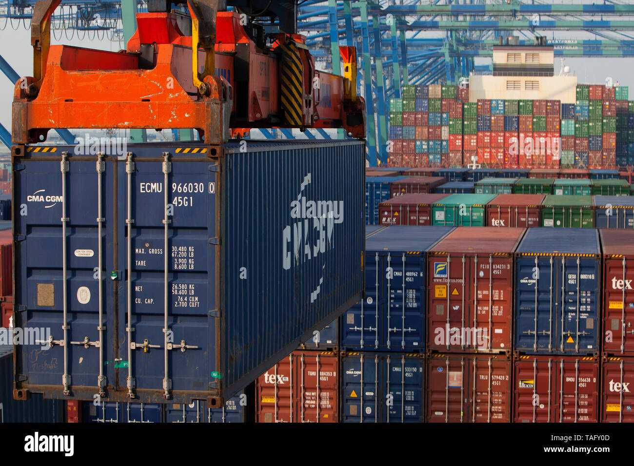 Loading a container ship, Port Kelang, Malaysia Stock Photo - Alamy
