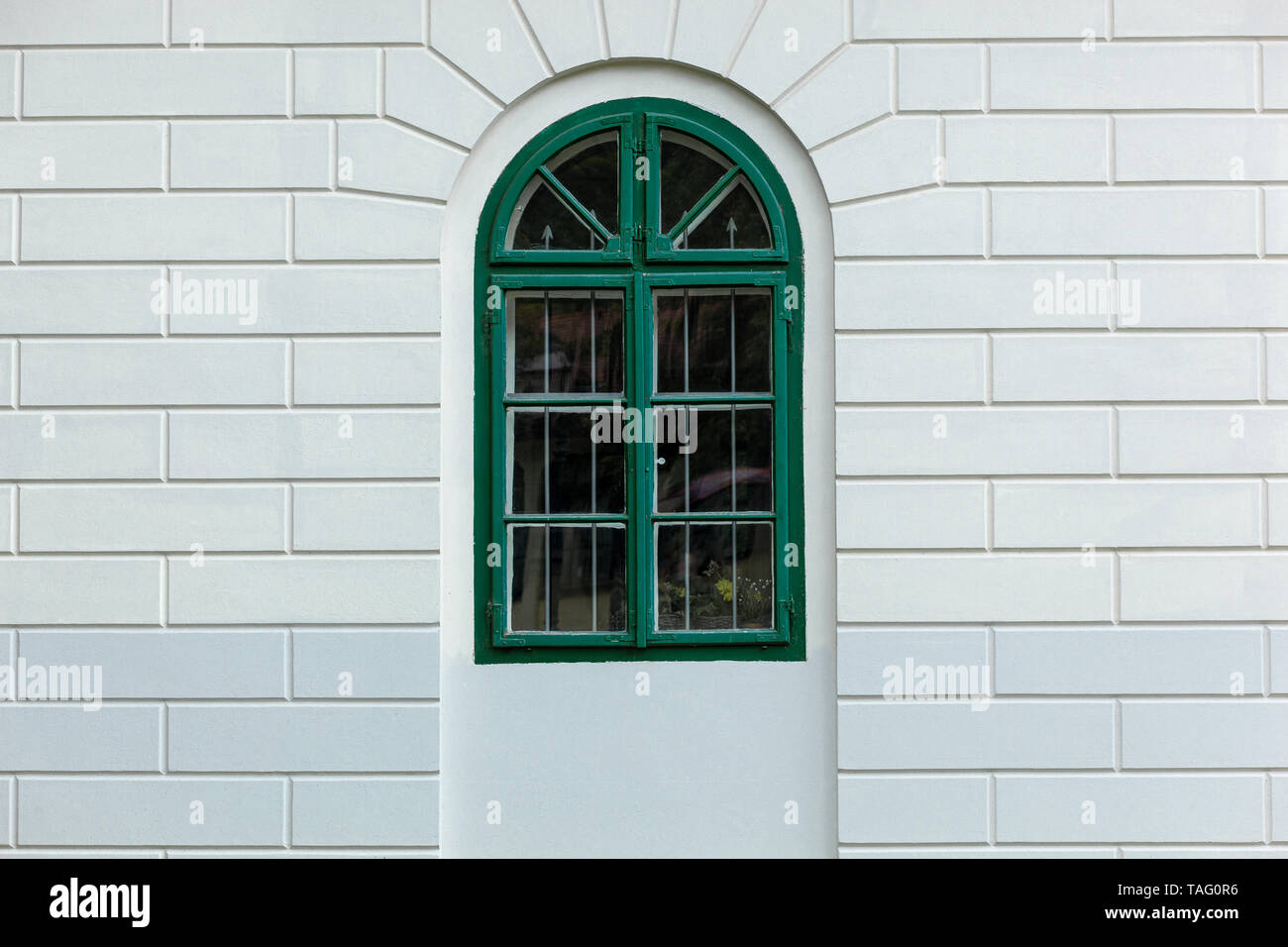 Green arched window on a clean, white brick building Stock Photo - Alamy